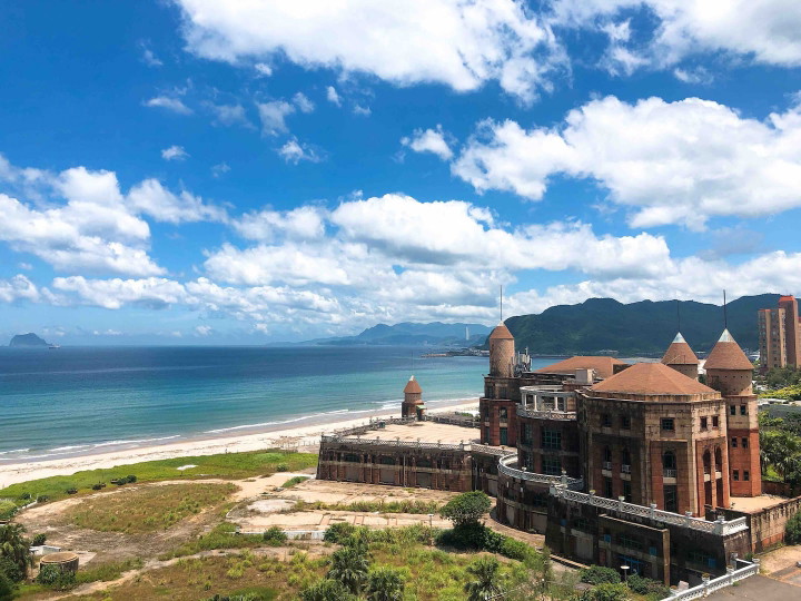 翡翠灣沙灘無敵海景屋位於八樓與福泰飯店同棟四人2臥房+客廳+雙景觀陽台+廚房+餐廳走去沙灘只要5分鐘 - Taipei