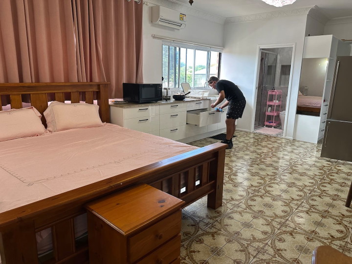 Mains Rd Big Studio Bathroom Little Kitchen M1 - Brisbane