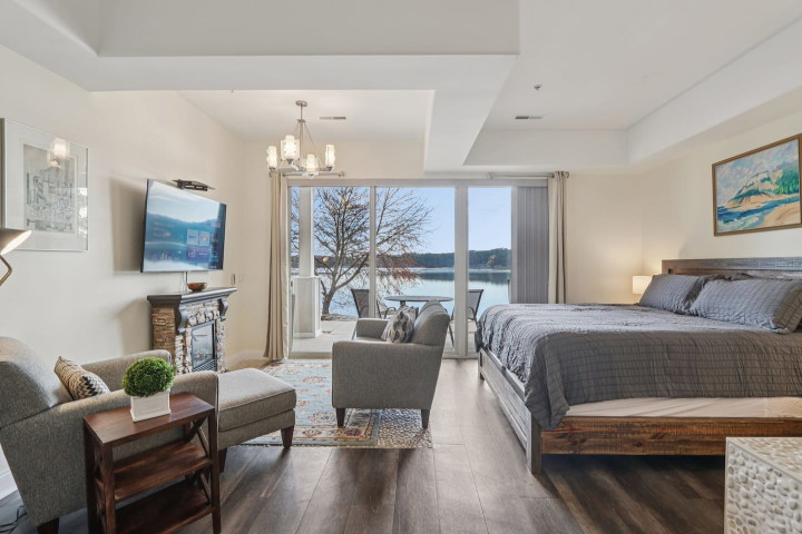 Water's Edge Luxury Retreat At Delton Grand - Lake Delton, WI