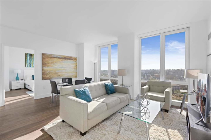 High Ceiling, Rooftop & Near Metro! Nyc Stay - White Plains, NY