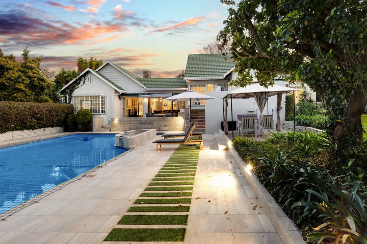 Luxurious 5 Bedroom Bryanston Getaway - Midrand