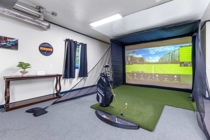 Golf Simulator Hot Tub Arcade Massage Room - Rockford, IL