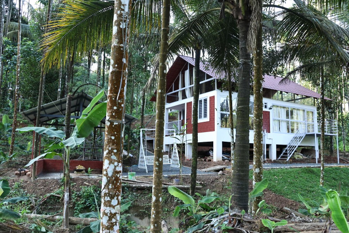 A-frame Glass House - Kerala