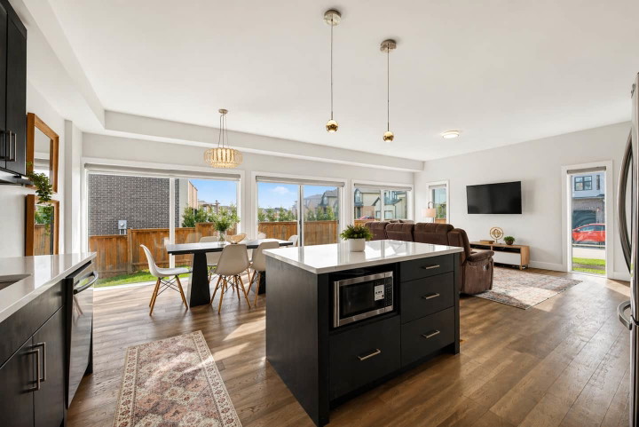 5 Beds|detached| Fenced Yard W/ Bbq| Sleeps 10 - London