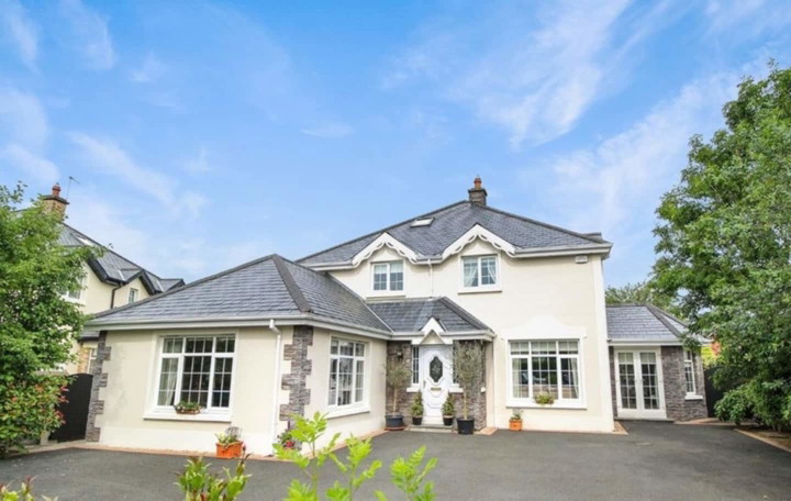 Large Family Home Ennis
Sleeps 8 / 6 Bathrooms - Ennis