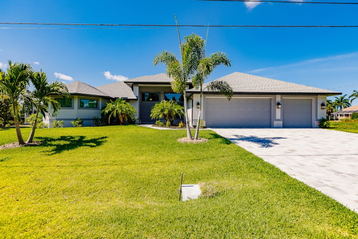 Waterfront Home With Golf Access & Heated Pool - Cape Coral