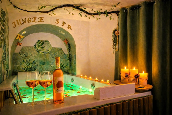 Jungle Spa: Romantic Tropical Escape & Private Spa - Pézenas