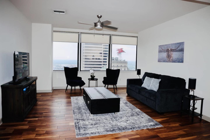 Rustic 1br | City Views | Parking Included - Dallas, TX