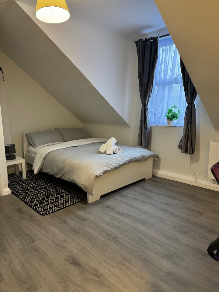 Loft Studio -With Private Ensuite & Kitchenette - London Luton Airport (LTN)