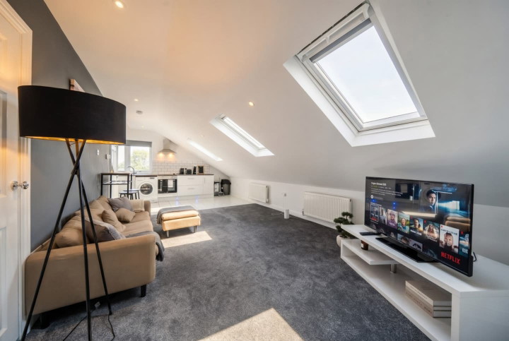 3-bed Flat With Parking Near Castle Hill - Huddersfield