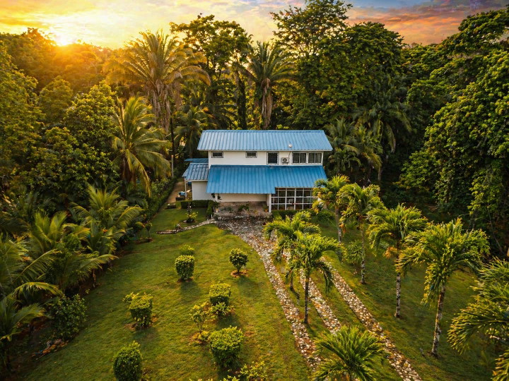 Tropical Oasis: Pool, Beach, And Forest In Omoa - Omoa