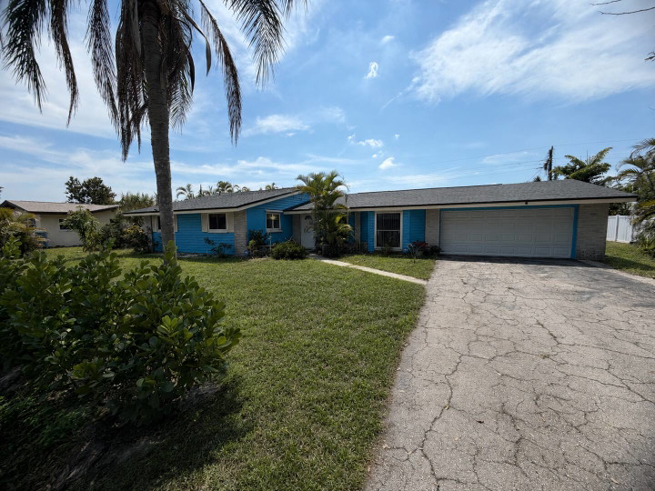 Cozy Blue House  3br/2ba  Great Location - Fort Myers