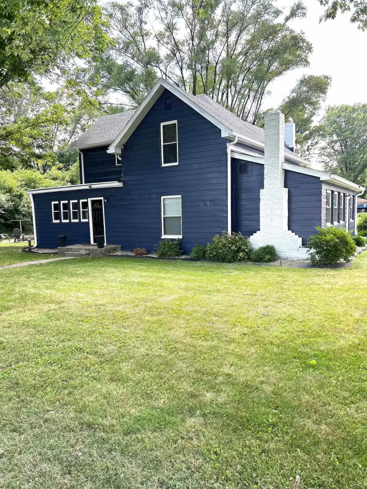 Fireside Farmhouse Retreat On A Private Wooded Lot - Greenfield, IN
