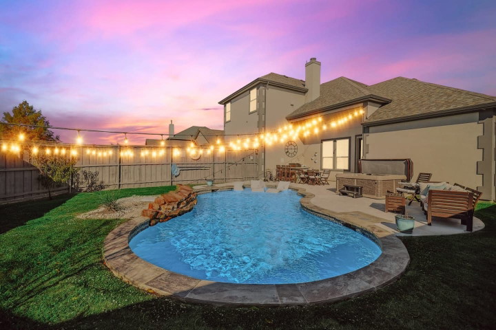 Vibrant Texas Escape | 5br, Pool & Hot Tub - Garland, TX