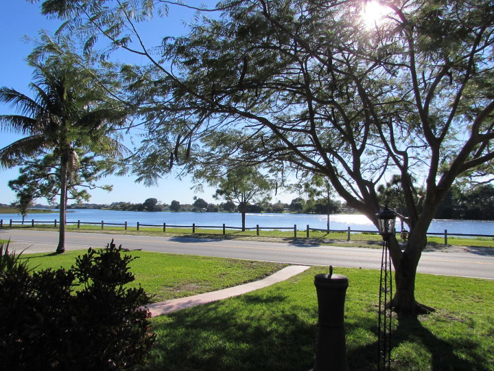Adorable Lake Front Guest Cottage - Boynton Beach, FL