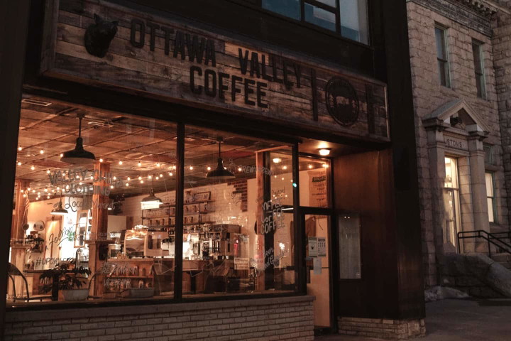 Upcycled + Earthy Flat Downtown Renfrew Above Ovc! - Renfrew