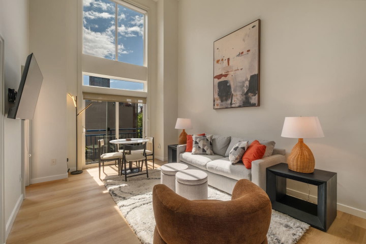 Stylish 2br Penthouse With Parking & Pool! - Seattle, WA