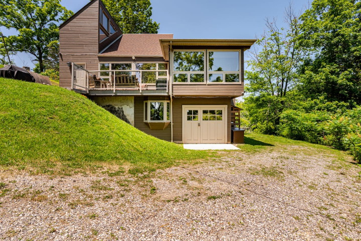 Private Lake Front Chalet- With Pickleball Court! - Ontario