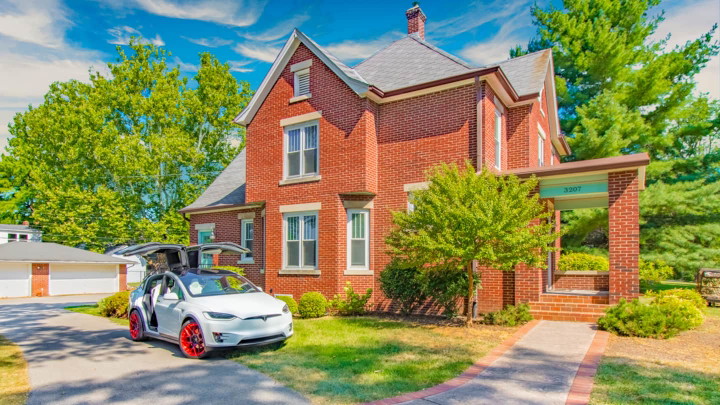 The Knoxville Estate! Central Location! 2 Acres! - Peoria, IL