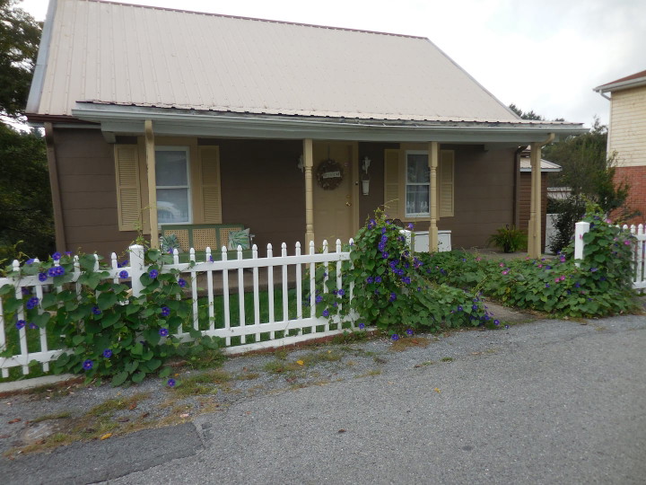 "Back To The 50's Guest House"-541 Caldwell - West Virginia