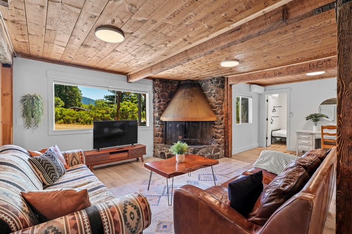 Basecamp Lodge | Cabin 4 - Mount Shasta, CA