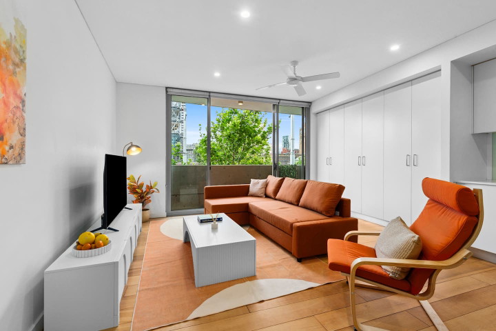 Central Art-filled 2 Beds With Balcony & Aircon - North Sydney