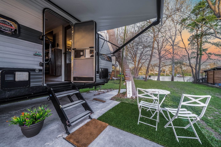 Private Glamping@river W/ Deck, Dock, Kayak, Wifi - Seguin