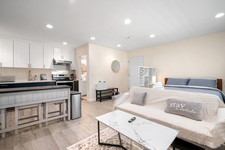L Modern Cozy Studio With Full Bath & Kitchen - West Covina, CA