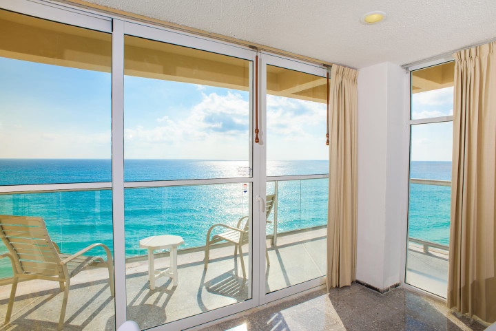 Beachfront | Stunning Views | Walk To Dining & Fun - Cancún