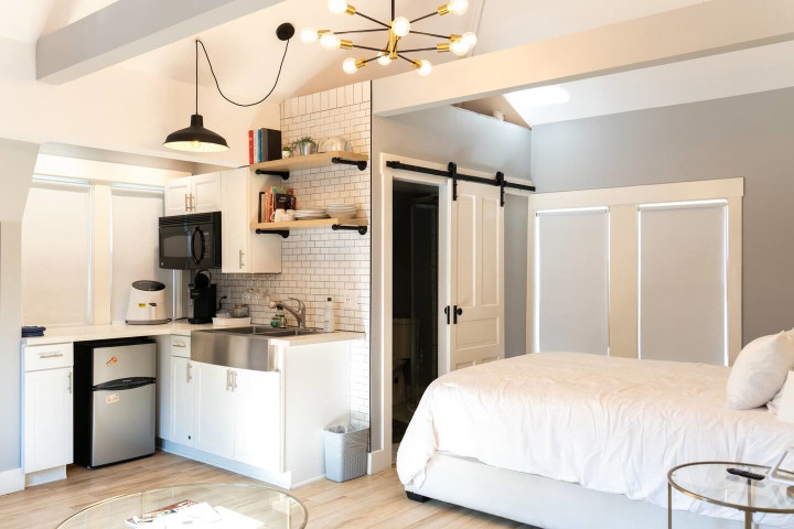 Modern Carriage House | Prime Location  Parking - Indianapolis, IN