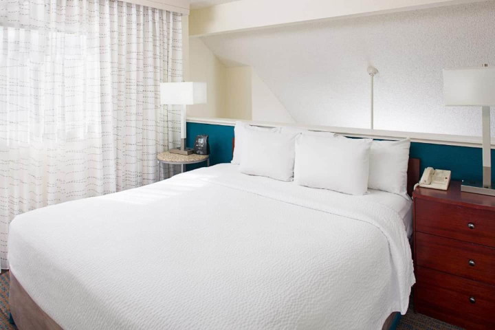Airport Access + Free Breakfast. Gym. Full Kitchen - Ontario, CA