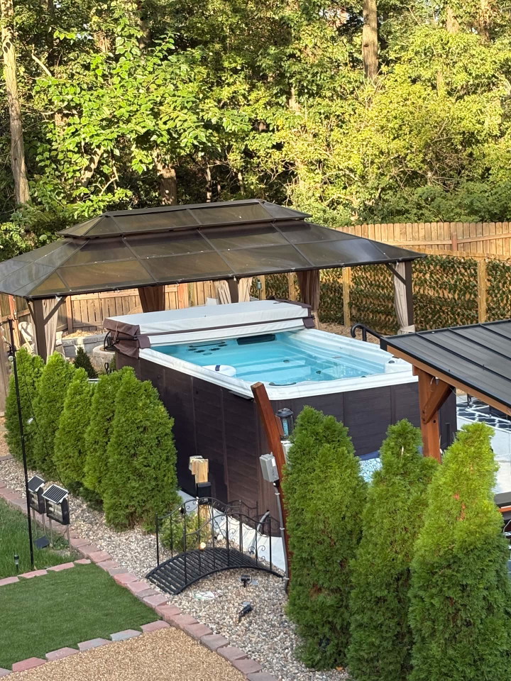 Fenced Oasis: Swim Year-round + Outdoor Theater - Smithville, MO