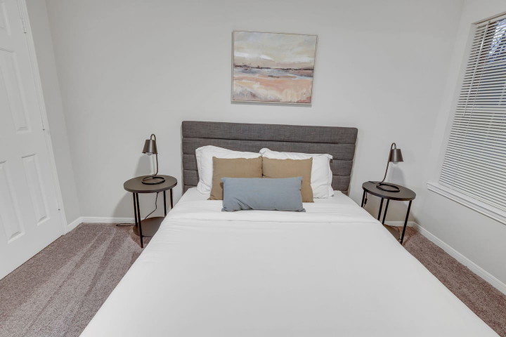 Cozy Retreat W/ Balcony & Modern Comforts - Birmingham, AL