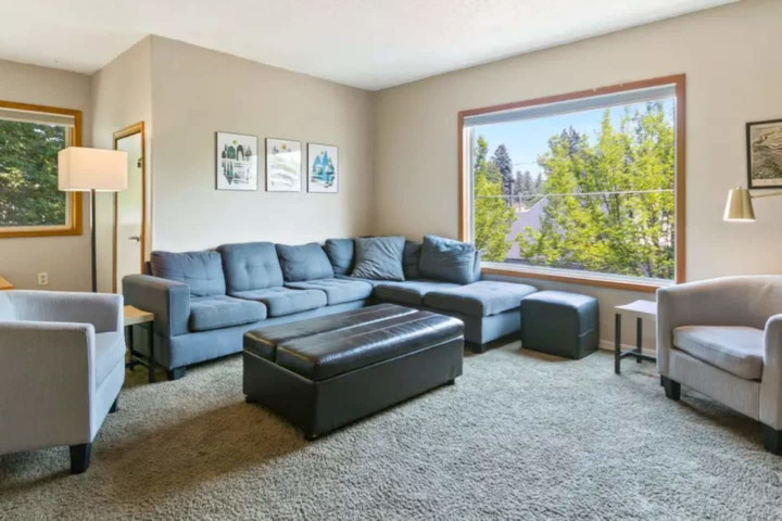 Private Full-floor Upstairs Apartment@13th & Grand - Spokane, WA