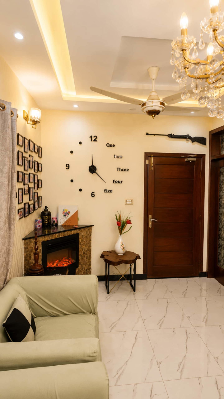 Luxe Corner | Fireplace | 2br Stay | Bahria Town - Lahore