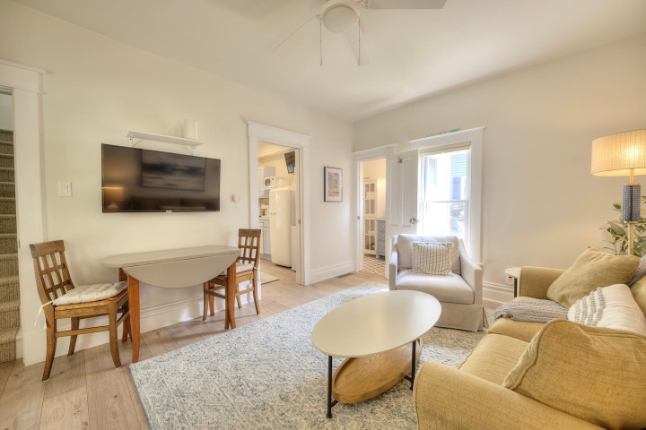 Charming Cottage W/hot Tub Near South Beach - South Haven, MI