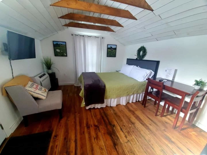 The Firefly Springhouse - Staunton, VA