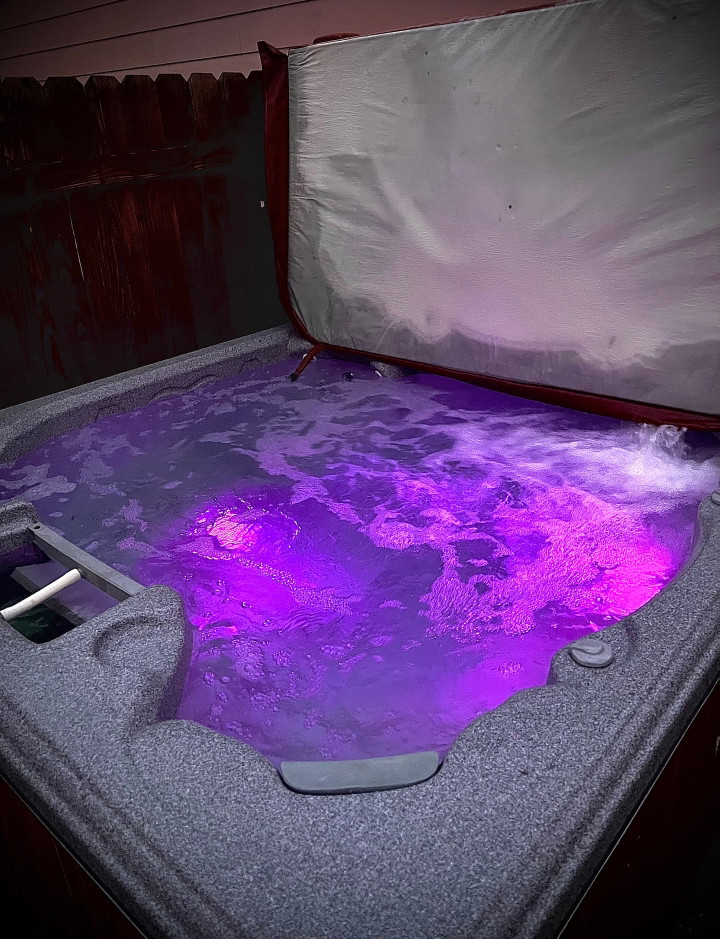 The Crown  Cottage With A Hot Tub!!!!!!!!!! - Spokane, WA