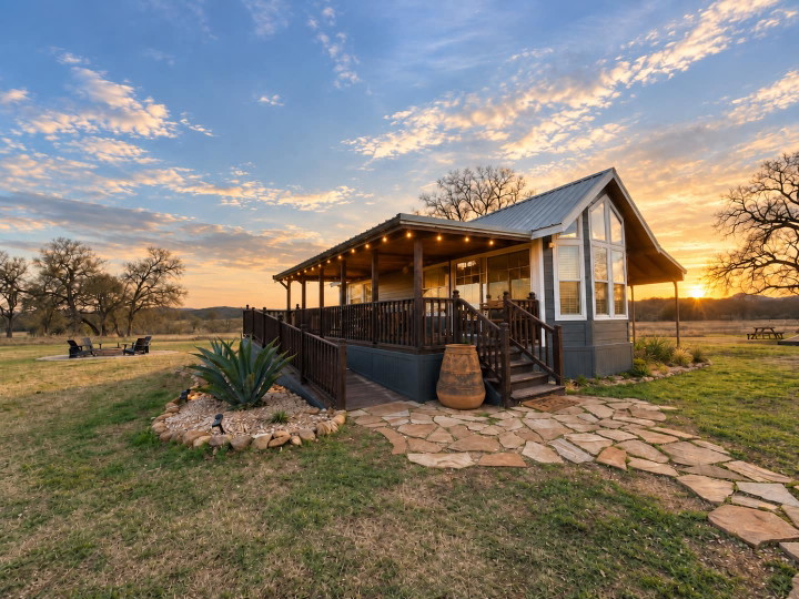 Hill Country Tiny House + Pool Getaway On 10acr - Kingsland, TX
