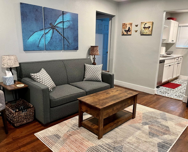 Retro 2-br Duplex Close To San Marcos Attractions - San Marcos, TX