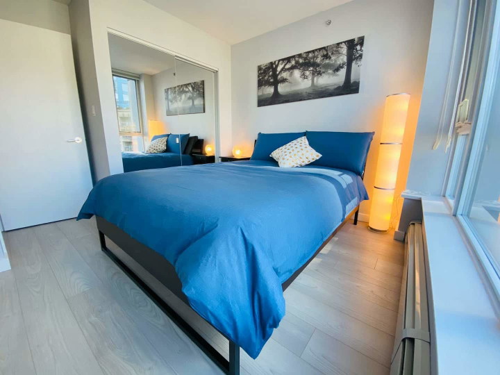 Central Downtown Airbnb (Skytrain & Roger Arena) - Vancouver
