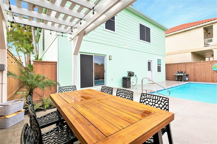 Walk To Bay & Beach! Private Pool! Foosball! Games - South Padre Island