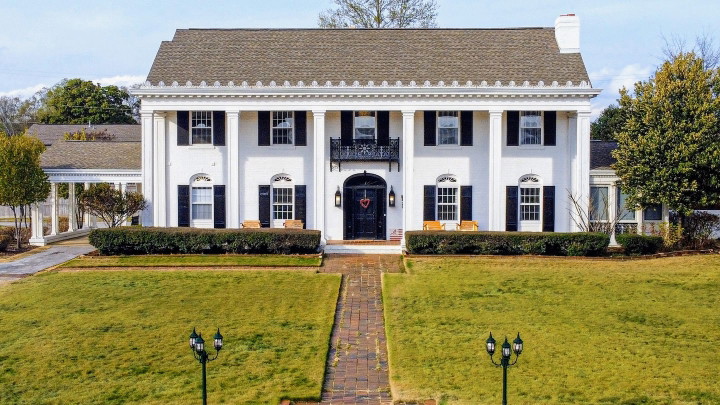 Arched Retreat King Room @ Wood Manor Guest House - Tuscaloosa, AL
