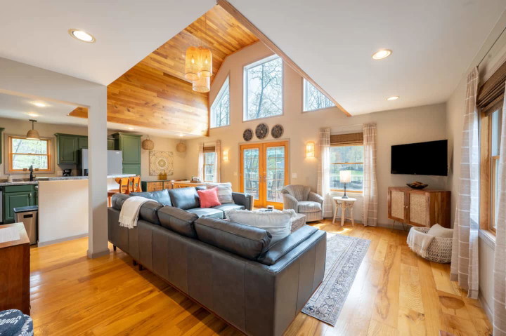 Coral Cove Lakefront Chalet Dog Friendly! (No Fee) - Treasure Lake, PA