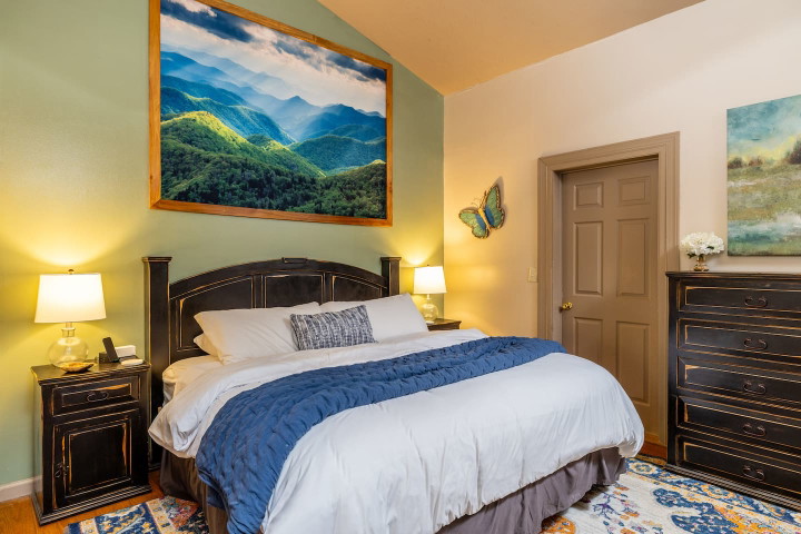 Fall Getaway! King Bed, Hot Tub, & More! - Gatlinburg, TN