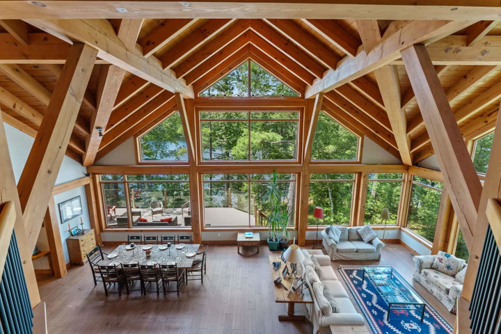 Spectacular Six-bedroomed Lake Cottage - Val-des-Monts