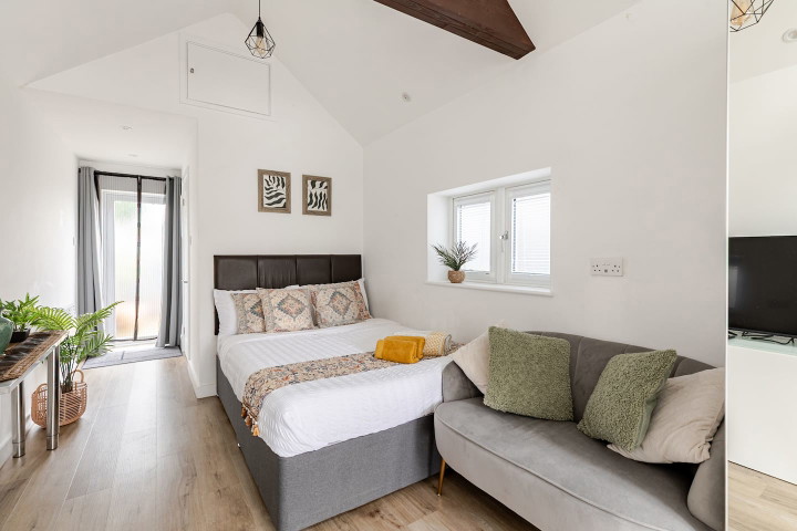 Chic Detached Studio With Rustic Beams - Epsom