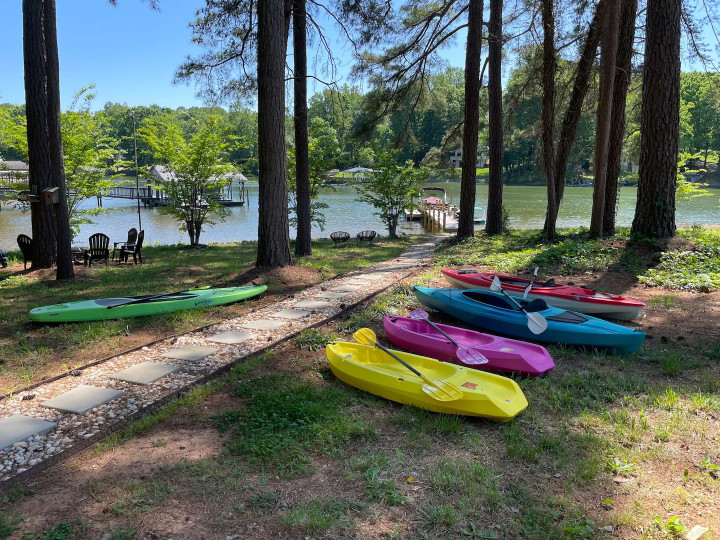 Cozy Lake House W/ Dock, Firepit, Kayaks & Boards - Mooresville, NC