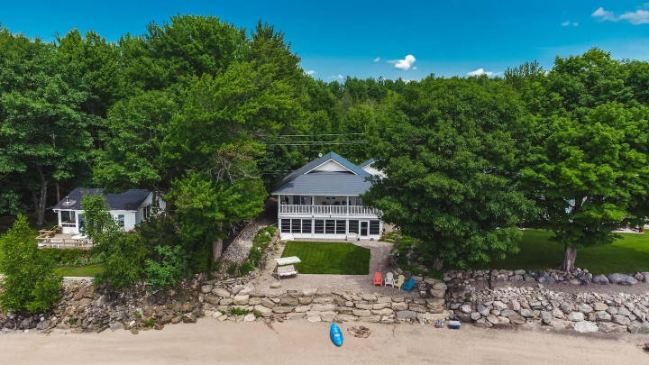 The Beach House: Waterfront Cottage - Pembroke