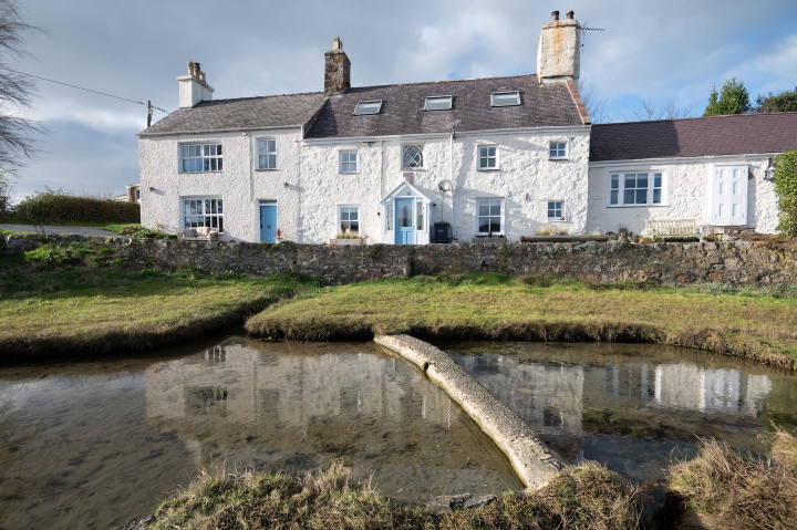 Waterfront Menai Strait/coastal Path - Moel Y Don - United Kingdom